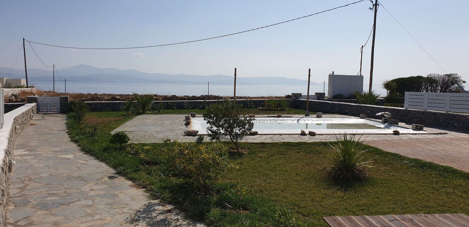 Ακινητο με 4 πισινες κοντα στην παραλια της Πουντας στο Πισω Λιβαδι