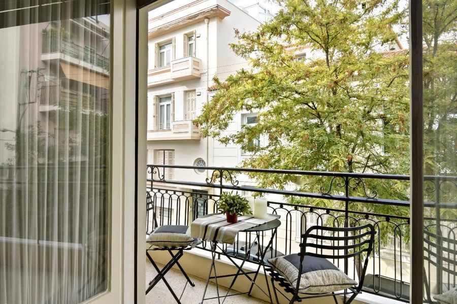 ΘΕΑ ΑΚΡΟΠΟΛΗ, ΚΑΤΑΠΛΗΚΤΙΚΟ ΔΙΑΜΕΡΙΣΜΑ ΣΤΗΝ ΠΙΟ ΟΜΟΡΦΗ ΓΕΙΤΟΝΙΑ ΤΗΣ ΠΕΡΙΟΧΗΣ