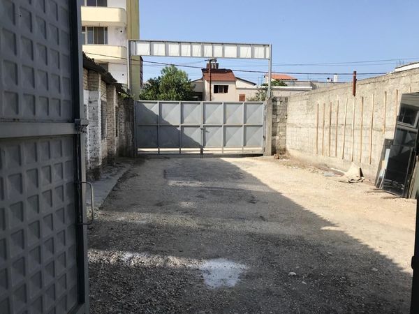 Magazinë me qëra, 450m², 700€ - Fier - qyteti | Indomio.al