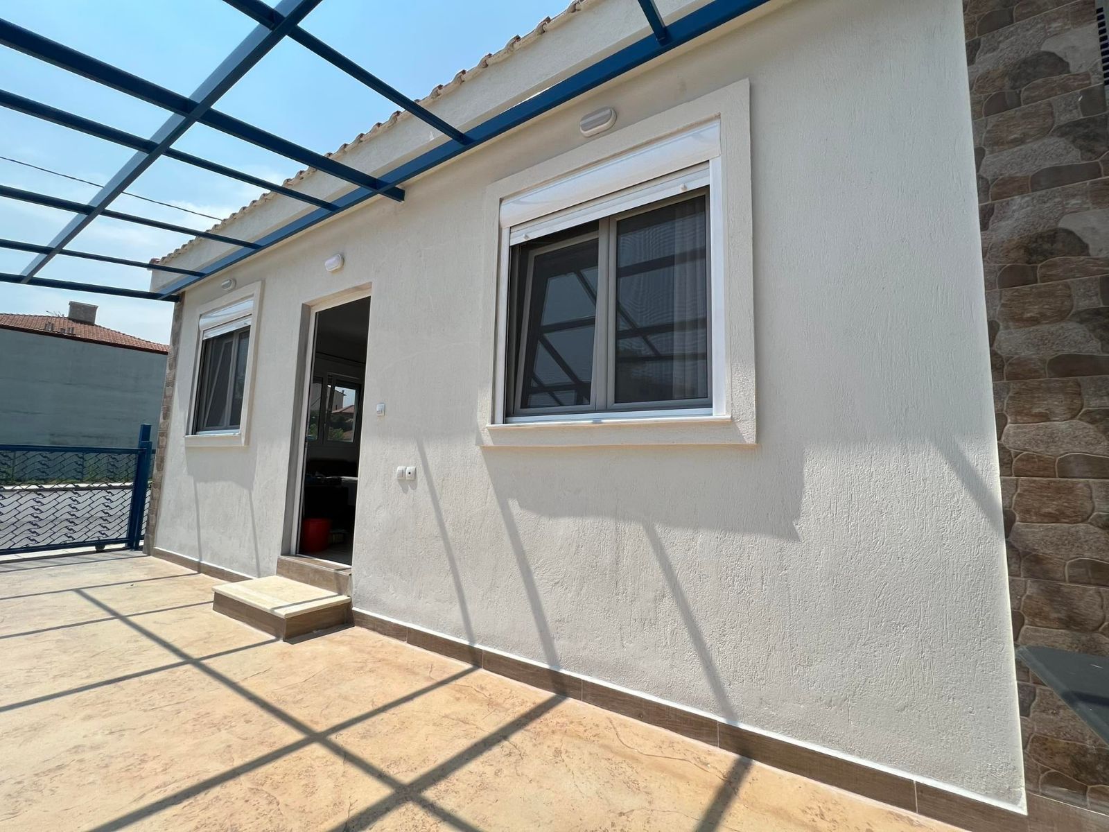 Μονοκατοικια προς πωληση στην παραλια της Λεπτοκαρυας