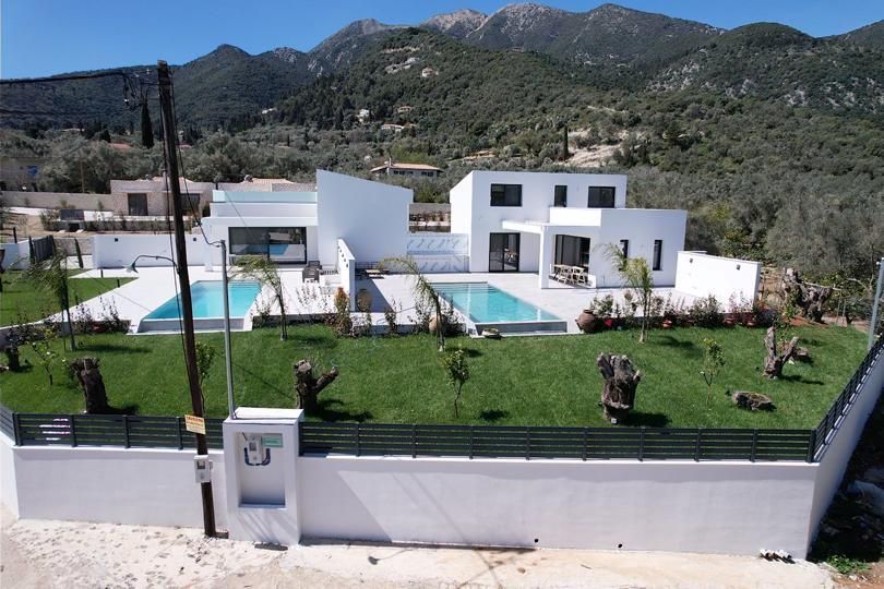 2 ΝΕΟΔΜΗΤΕΣ ΠΟΛΥΤΕΛΕΙΣ ΒΙΛΕΣ 250 ΤΜ ΝΥΔΡΙ ΛΕΥΚΑΔΑ