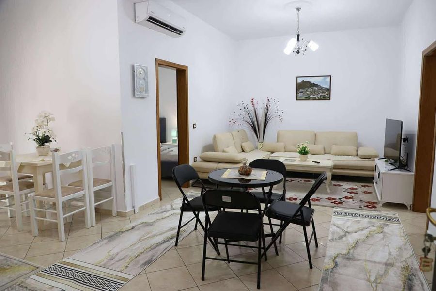 Jepet me qera kati i 2 i viles sip.160 m2 ne lagjen "Çlirim".Shtepia ...